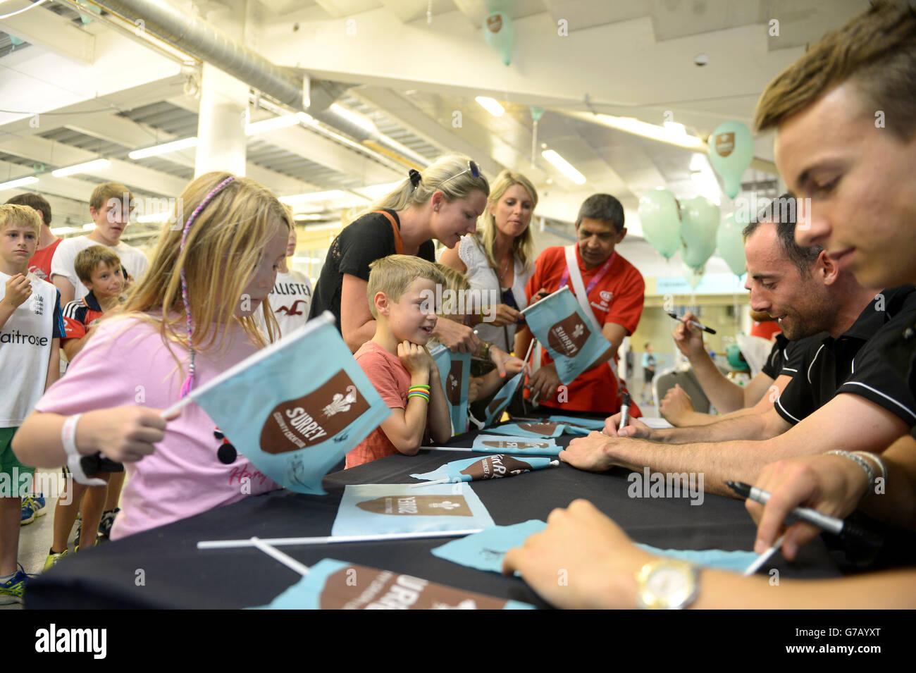 Signing fans autographs hi-res stock photography and images - Alamy