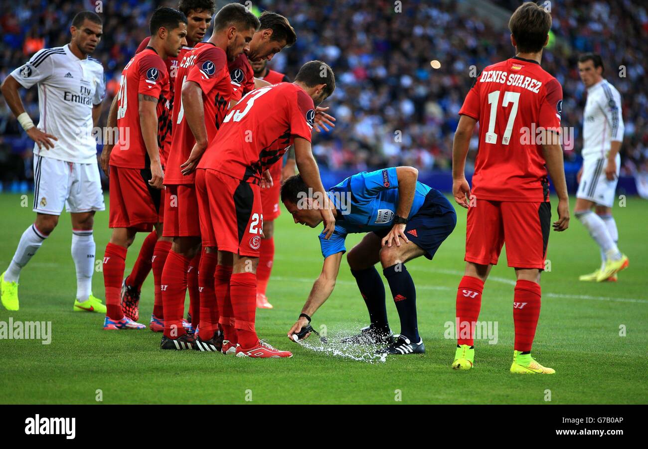 Referee spray High Resolution Stock Photography and Images - Alamy