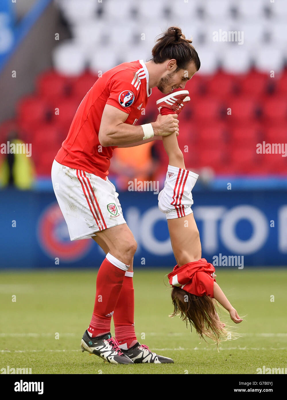 Wales' Gareth Bale celebrates with daughter Alba Violet on the pitch ...