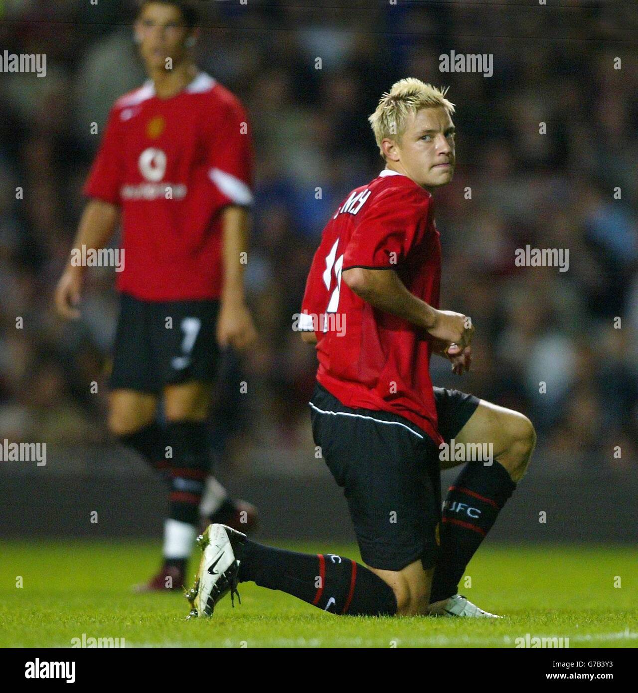 Manchester United's Alan Smith (right) shows his dejection after ...