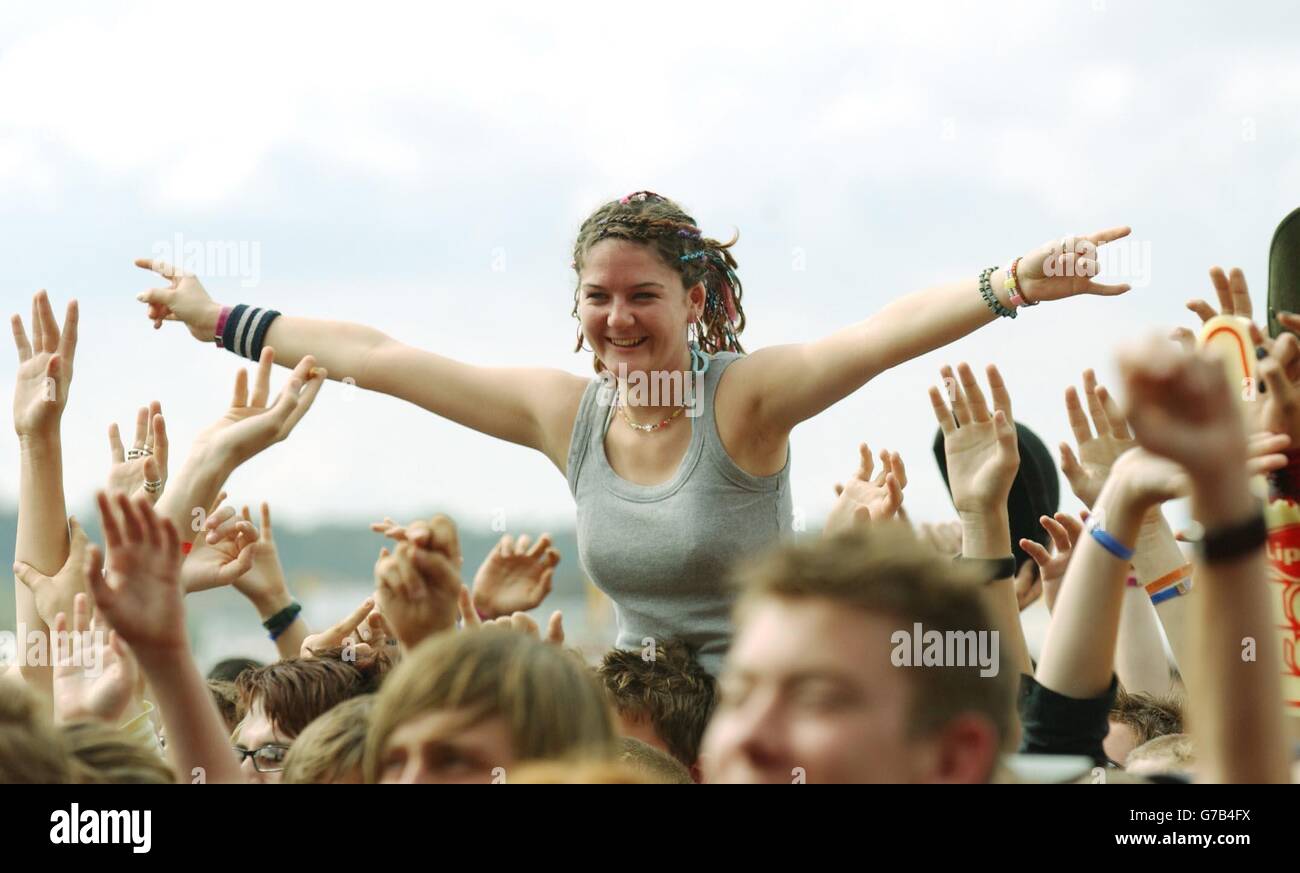 Reading and leeds festival crowd hi-res stock photography and images ...