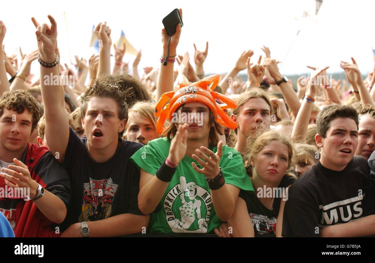 Crowd carling reading festival hi-res stock photography and images - Alamy