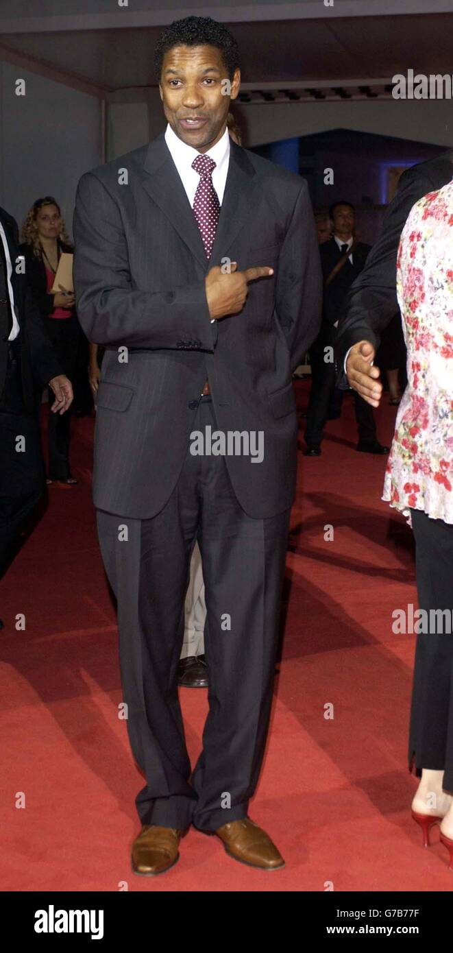 Celebrity pointing smiling film premiere hi-res stock photography and ...