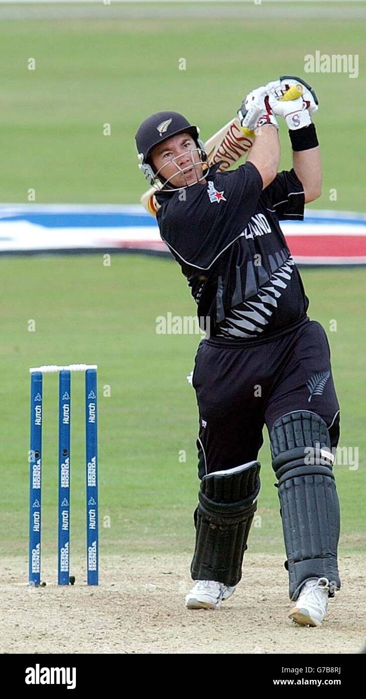 Cricket action craig mcmillan hi-res stock photography and images - Alamy