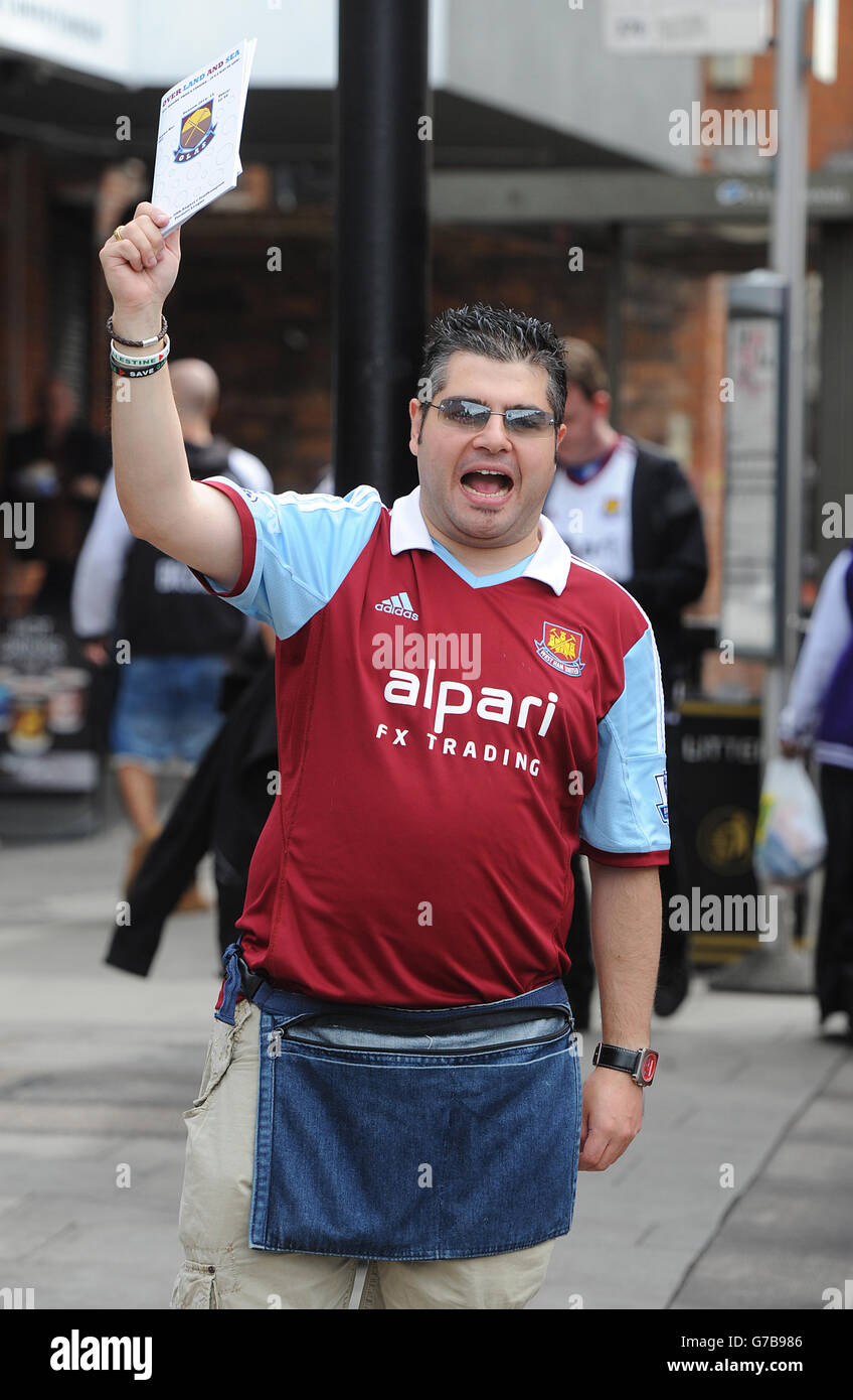 Upton park west ham united fanzine hi-res stock photography and images ...