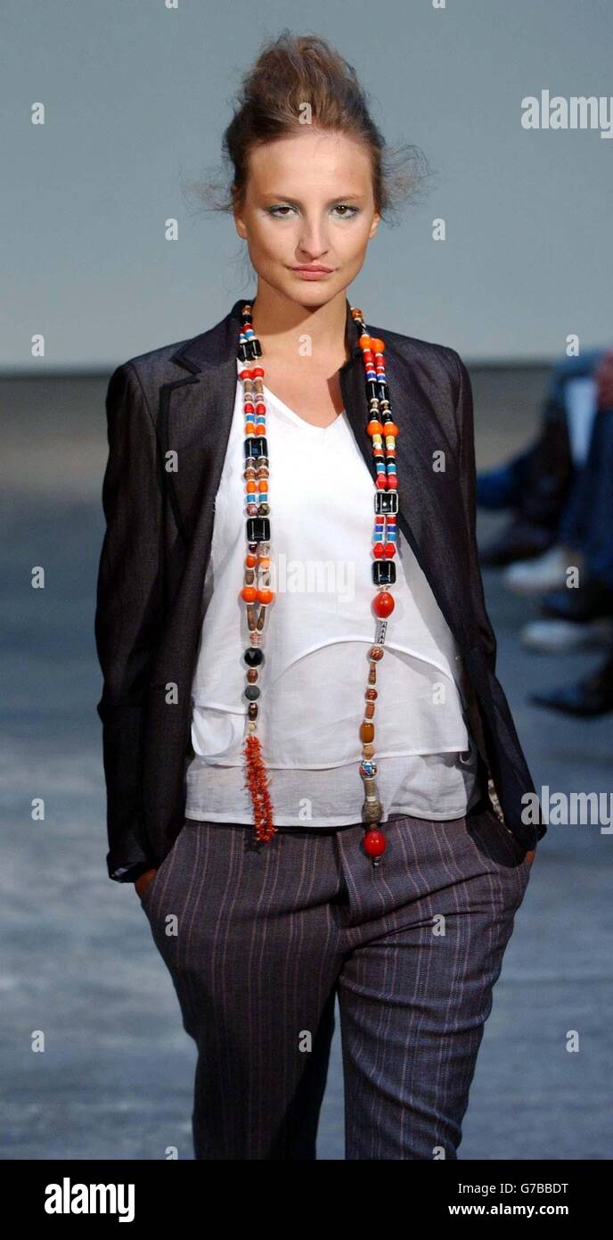 Justin Oh Fashion Show Stock Photo - Alamy