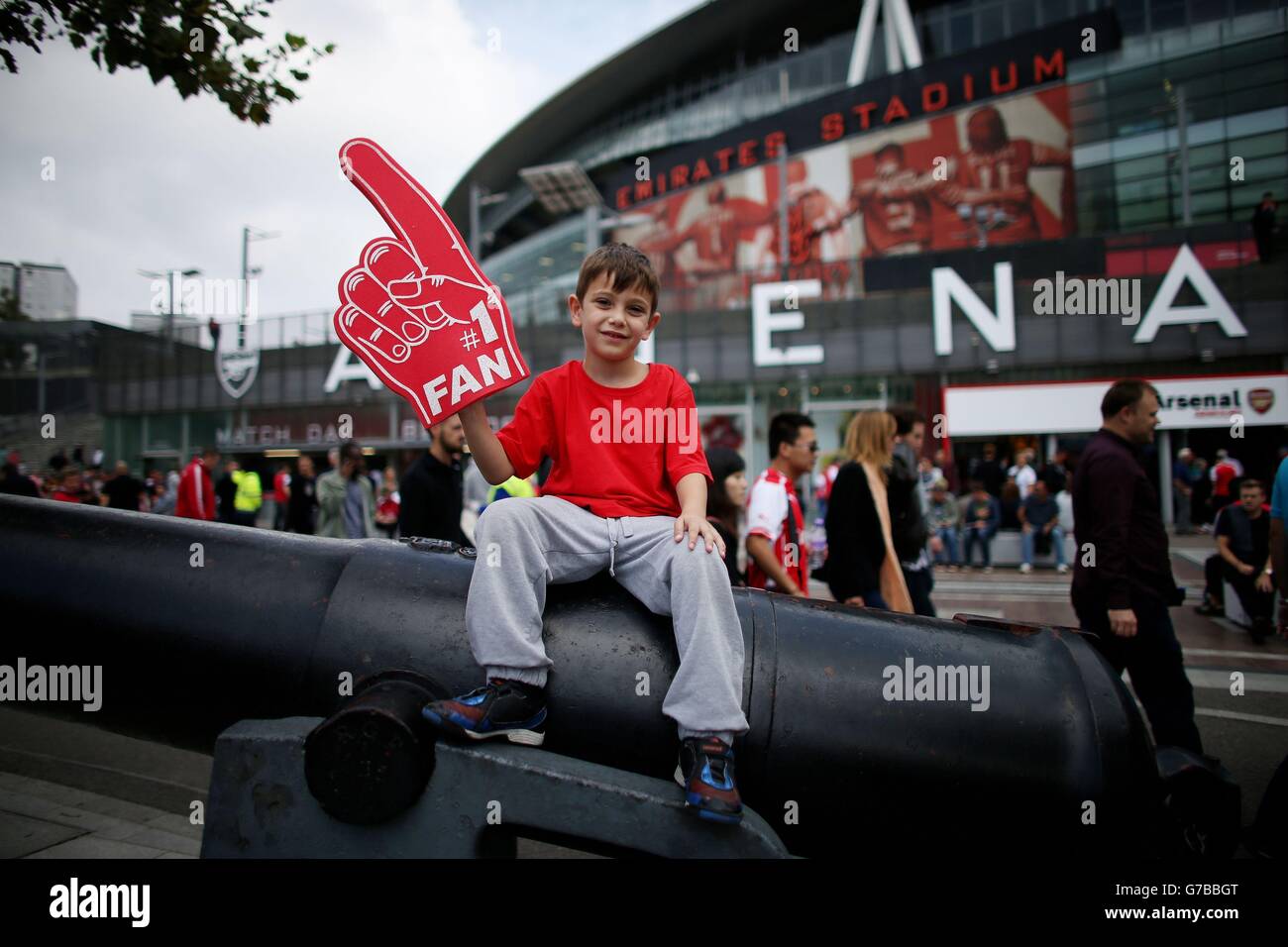 Arsenal fans outside the emirates stadium hi-res stock photography and ...