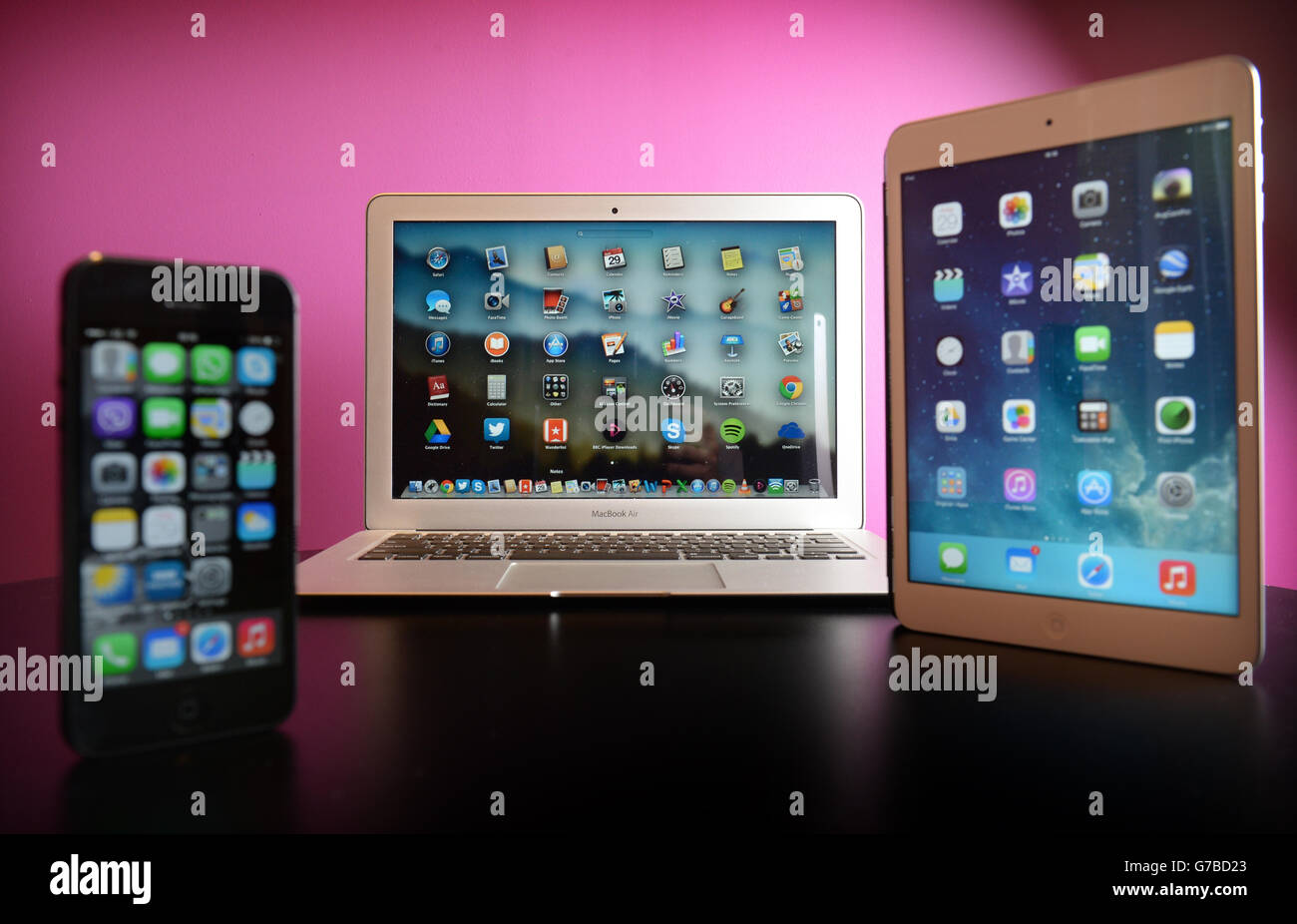 Iphone stock applications hi-res stock photography and images - Alamy