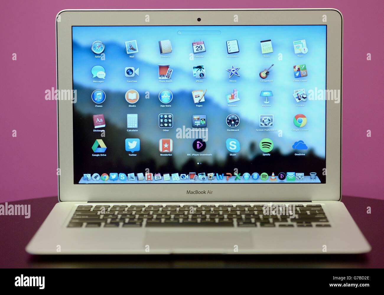 Iphone stock applications hi-res stock photography and images - Alamy