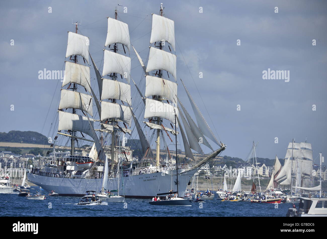Tall ship makes way hi-res stock photography and images - Alamy