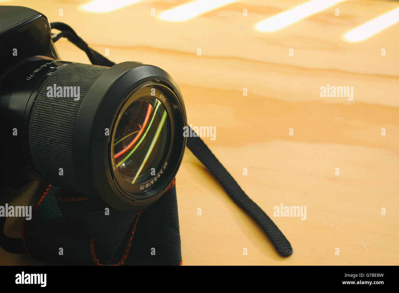 Photograph of a black reflex camera on a wood table Stock Photo - Alamy