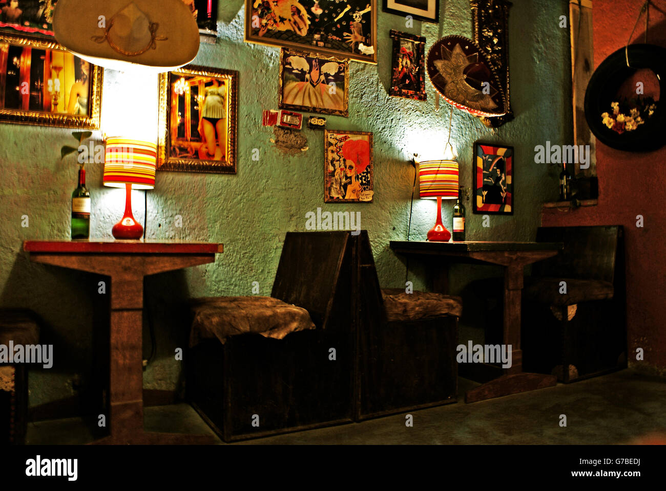 Kitsch table hi-res stock photography and images - Alamy