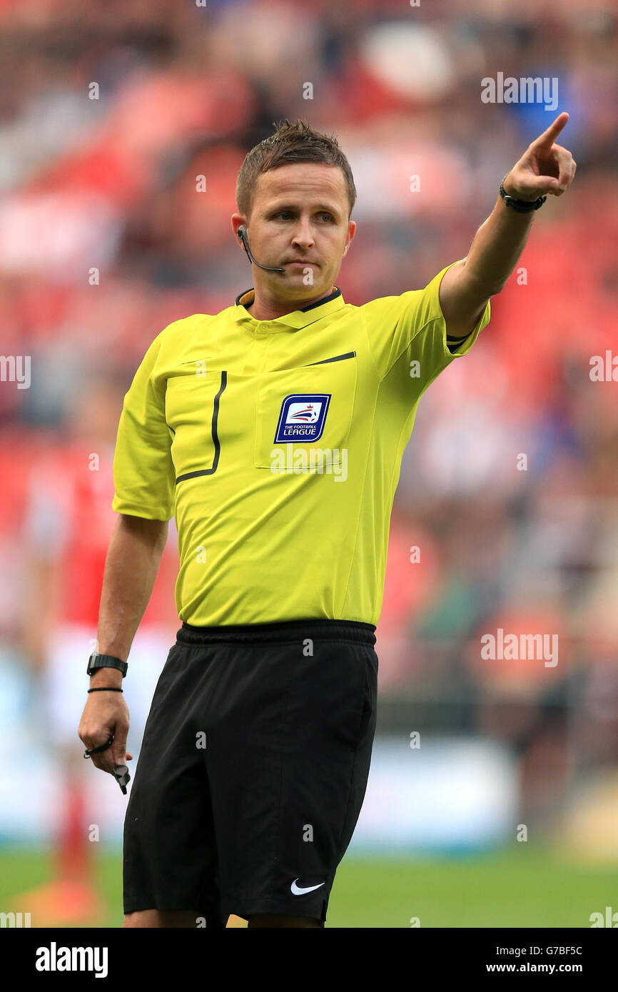 David webb referee hi-res stock photography and images - Alamy