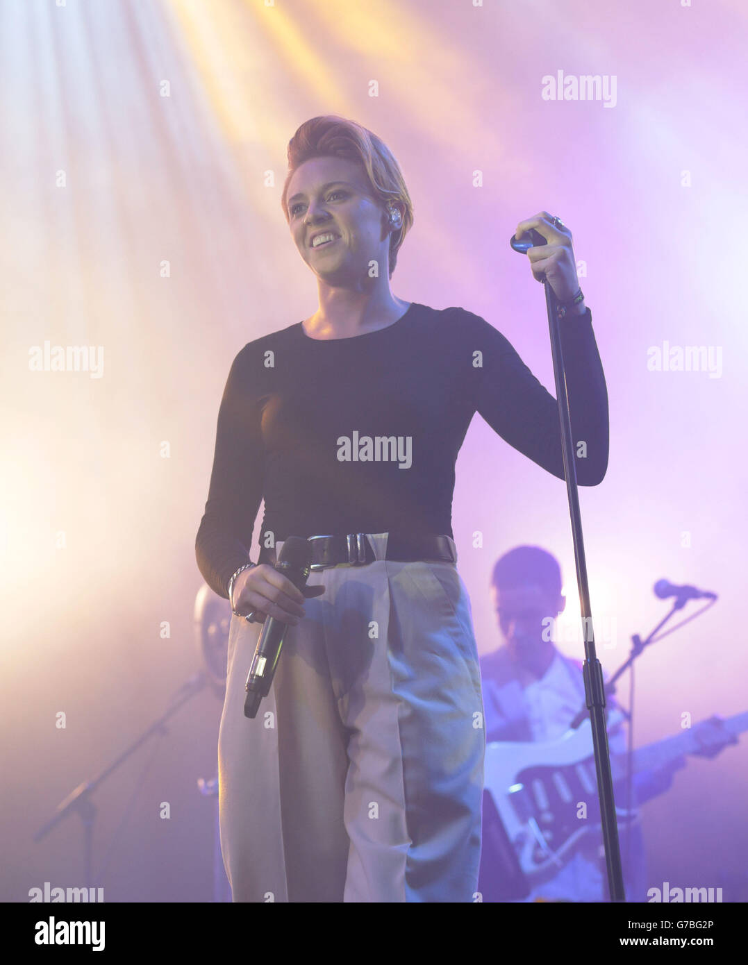 Elly jackson la roux performing in big top bestival hi-res stock ...