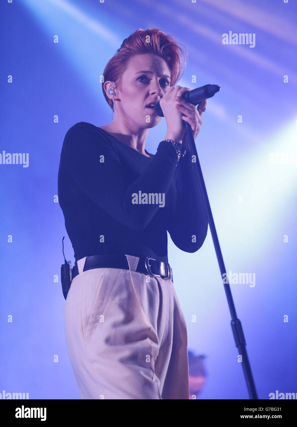 Elly jackson la roux performing in big top bestival hi-res stock ...