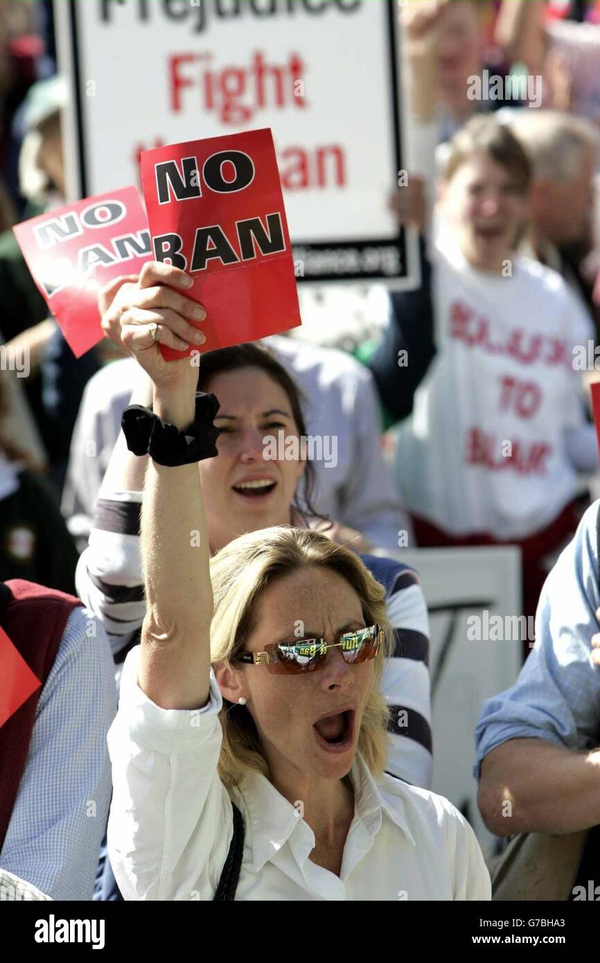 Pro hunting demonstrators in parliament square hi-res stock photography ...