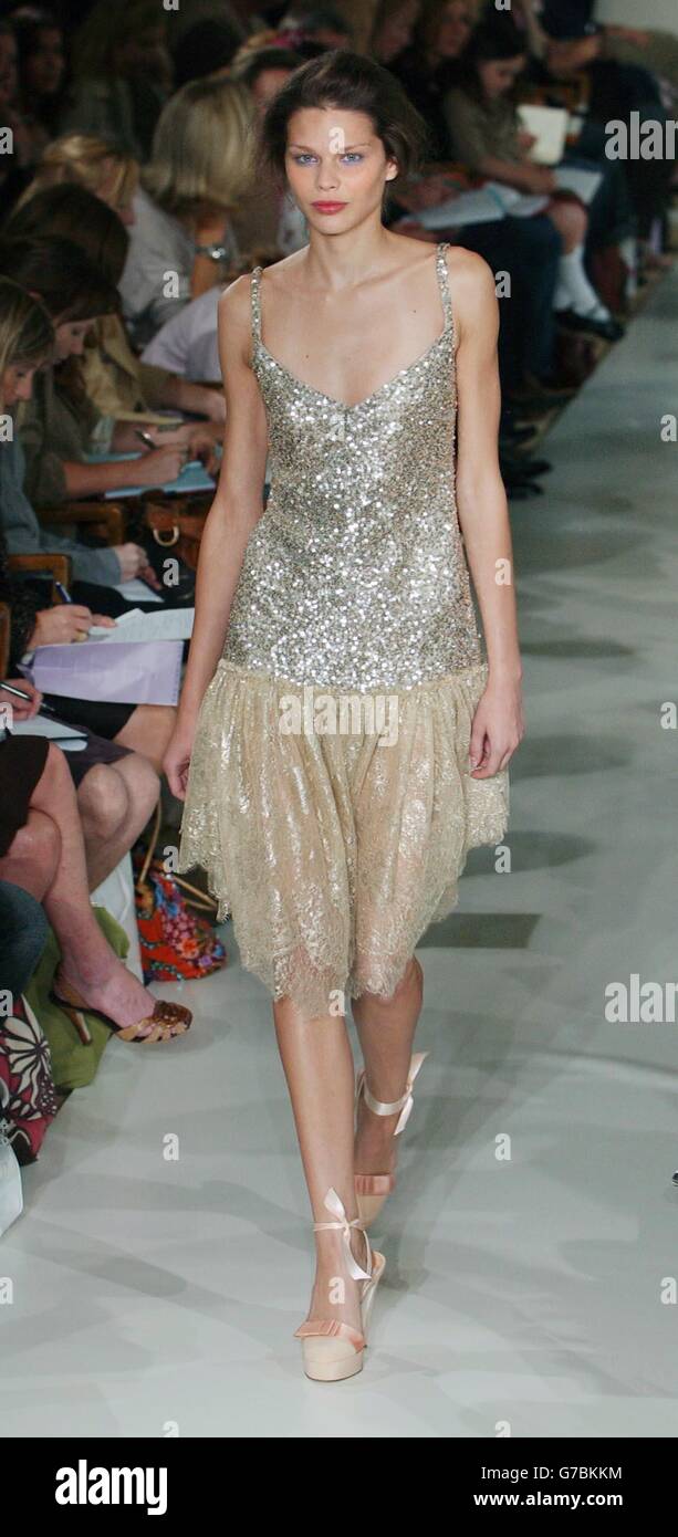 Fashion catwalk model modelling lfw2004 hi-res stock photography and ...