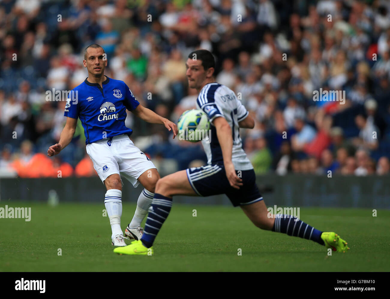 Everton's Leon Osman in action during the Barclays Premier League match ...
