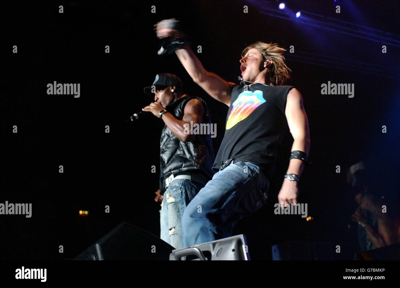 Blue boy band singing hi-res stock photography and images - Alamy