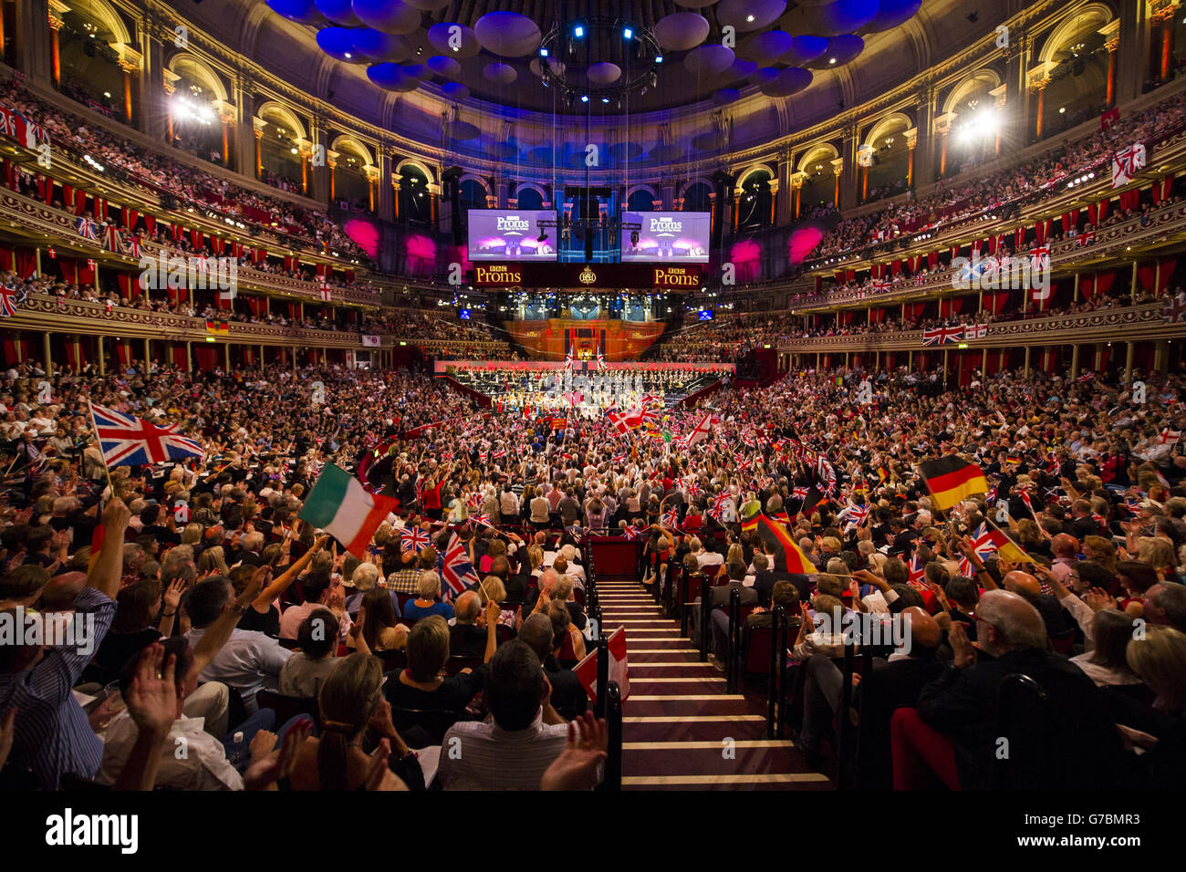 Royal albert hall proms crowd hi-res stock photography and images - Alamy