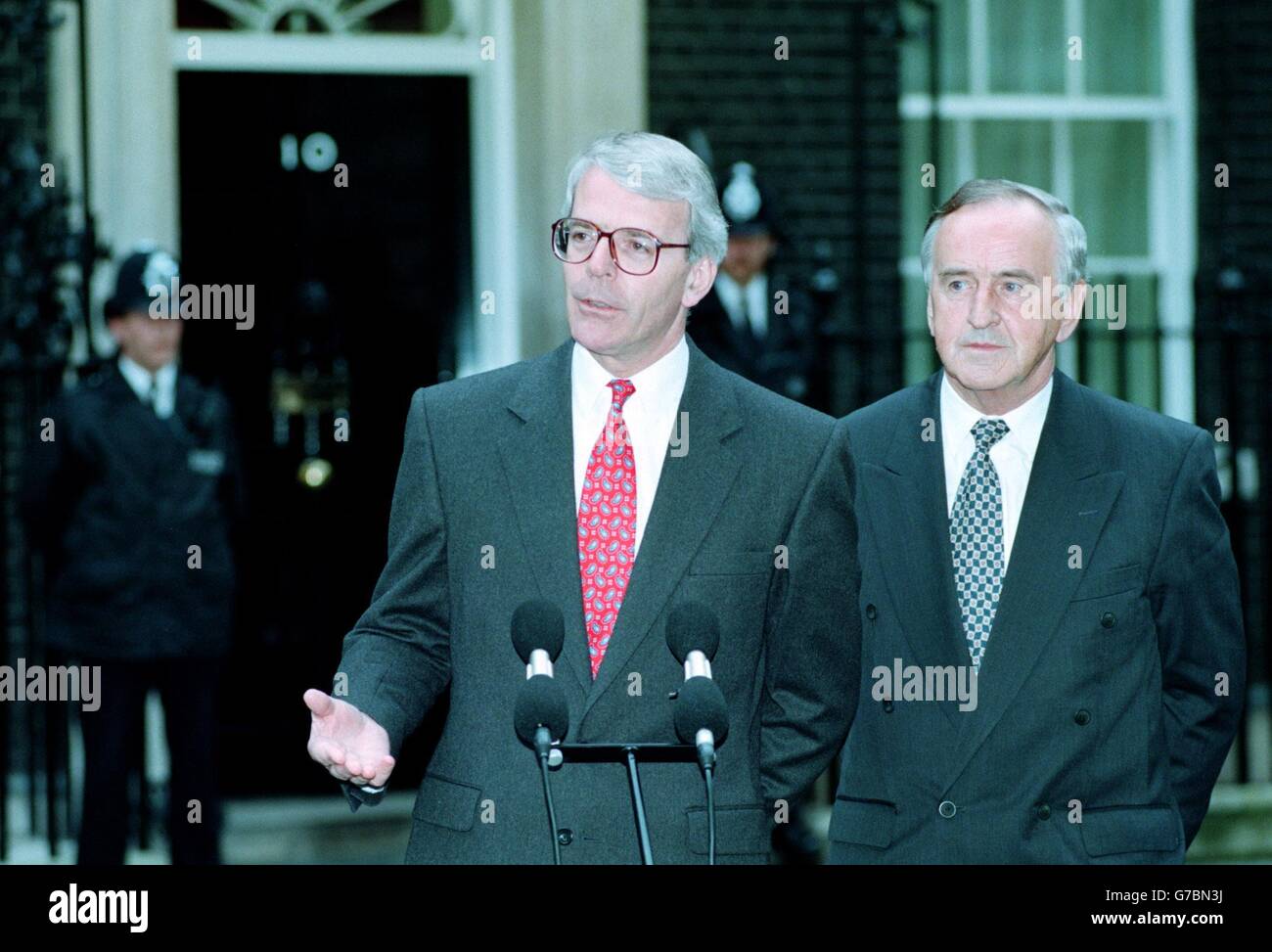 Prime minister john major speaking outside 10 downing street hi-res ...