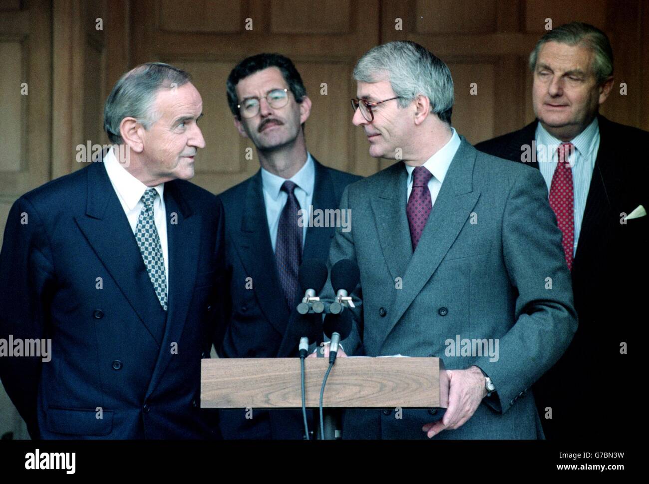 Prime Minister John Major (R) talks to his Irish counterpart, Albert ...