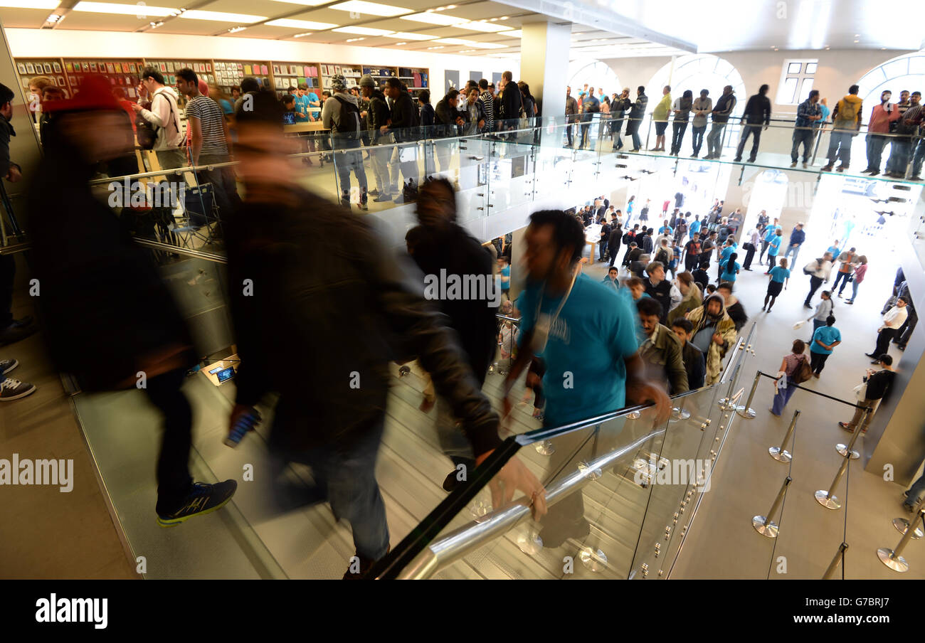 Iphone 6 queue hi-res stock photography and images - Alamy