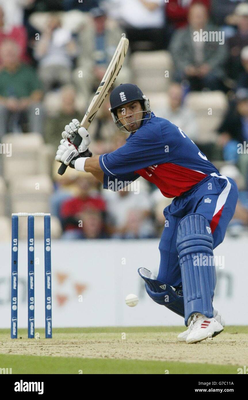 Cricket batting hitting vikram solanki hi-res stock photography and ...