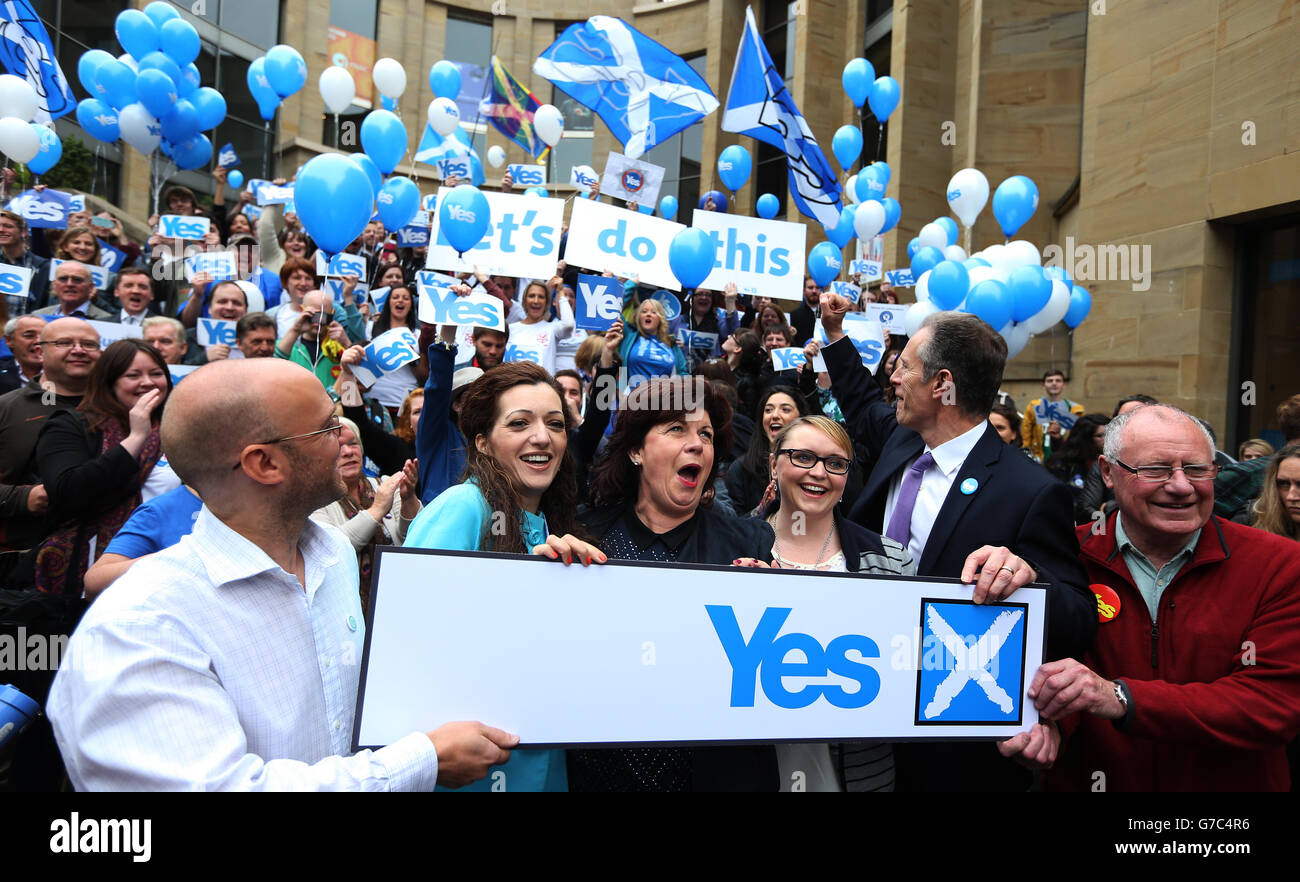 Yes supporters from left tasmina ahamed of yes scotland hi-res stock ...