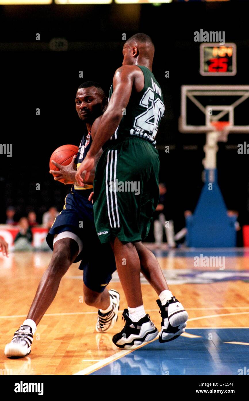 Michael Brown (Manchester Giants) and Rob Phelps (Newcastle Eagles ...