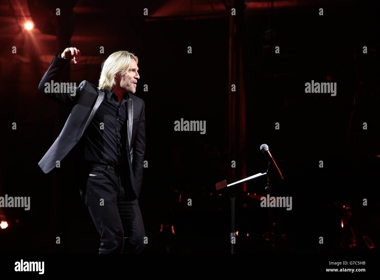 Eric Whitacre performing live on stage with the Eric Whitacre Singers ...