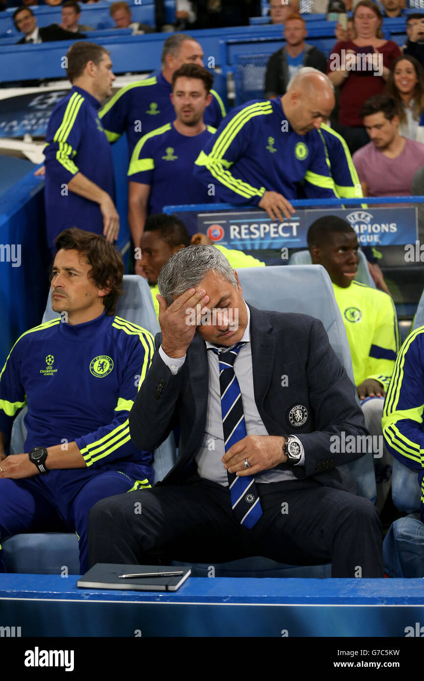 Chelsea fc bench hi-res stock photography and images - Alamy