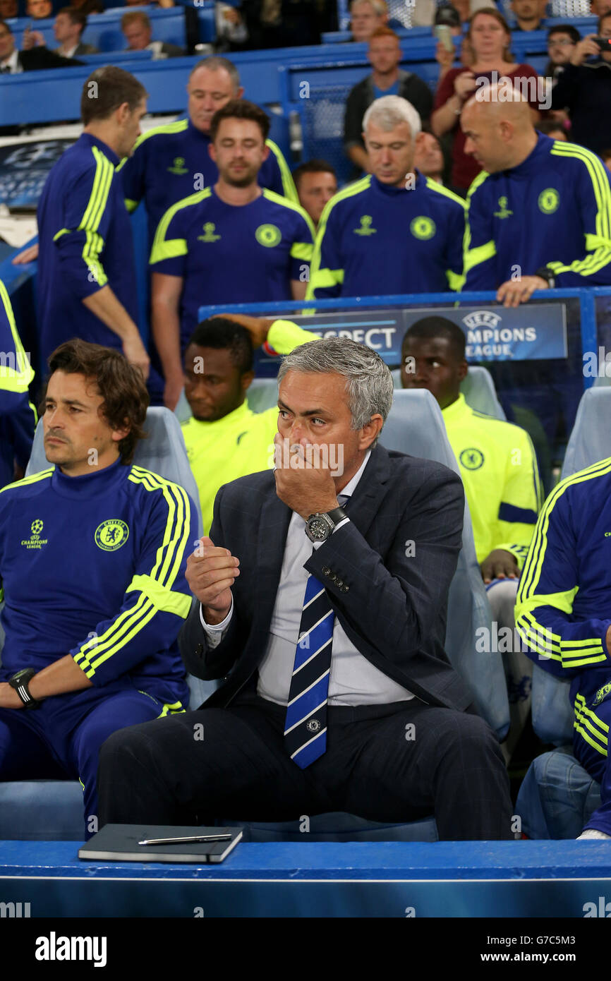 Chelsea fc bench hi-res stock photography and images - Alamy