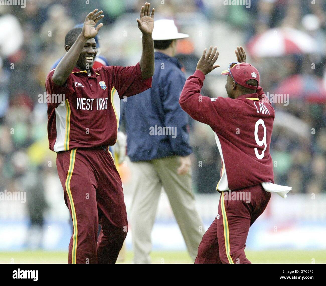 Sport cricket celebrating final wavell hinds brian lara hi-res stock ...