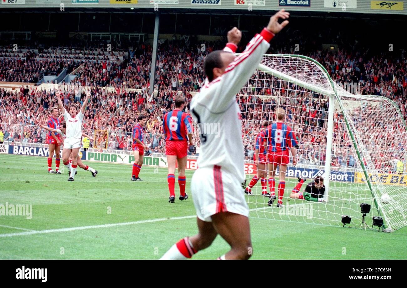 Bryan robson manchester united 1990 hi-res stock photography and images ...
