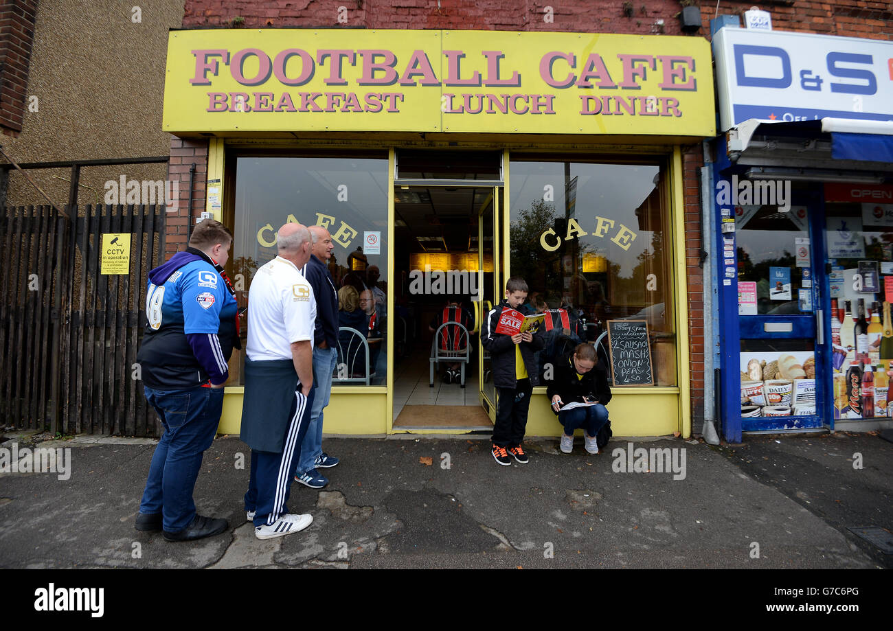 Football fans cafe hi-res stock photography and images - Alamy
