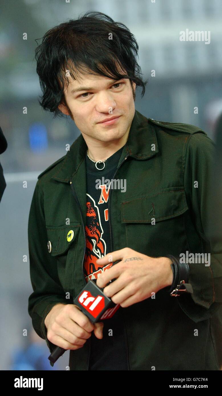 MTV's TRL - Deryck Whibley from US band Sum 41 Stock Photo - Alamy