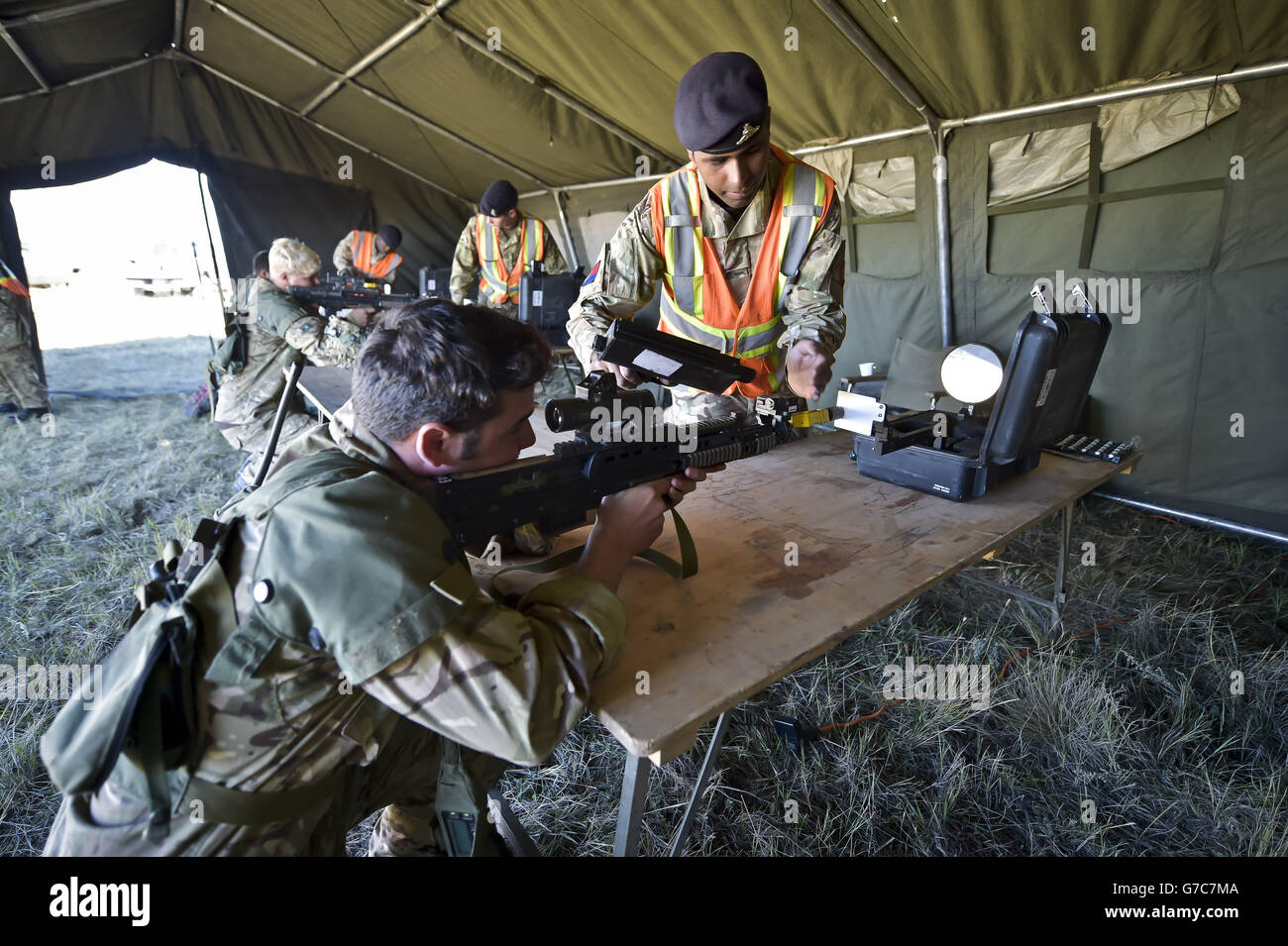 Soldiers rifle exercise hi-res stock photography and images - Alamy