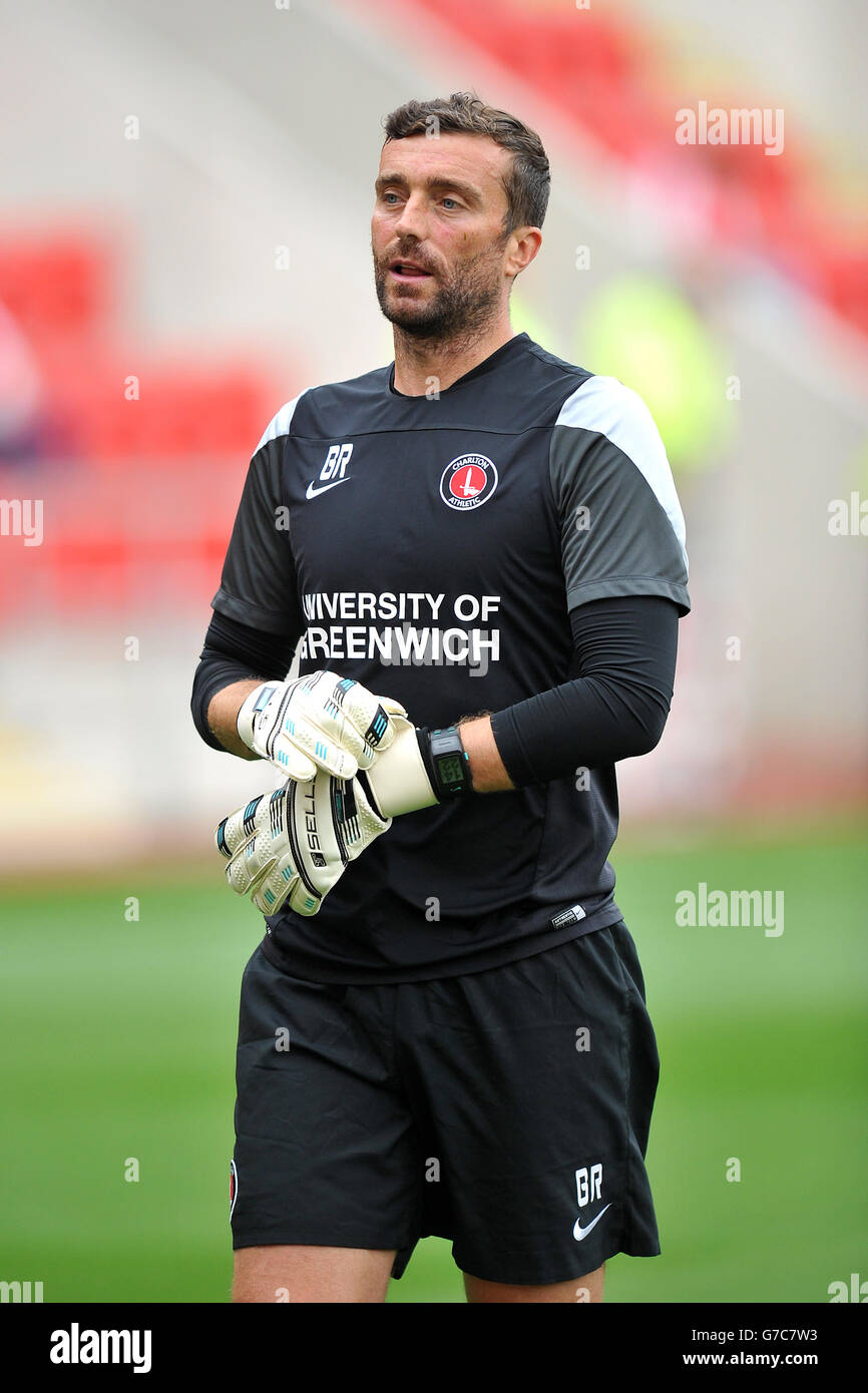 Charlton athletic goalkeeper coach ben roberts hi-res stock photography ...