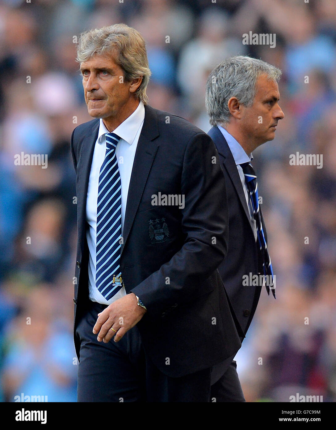 Football soccer mid length half shaking hands hi-res stock photography ...