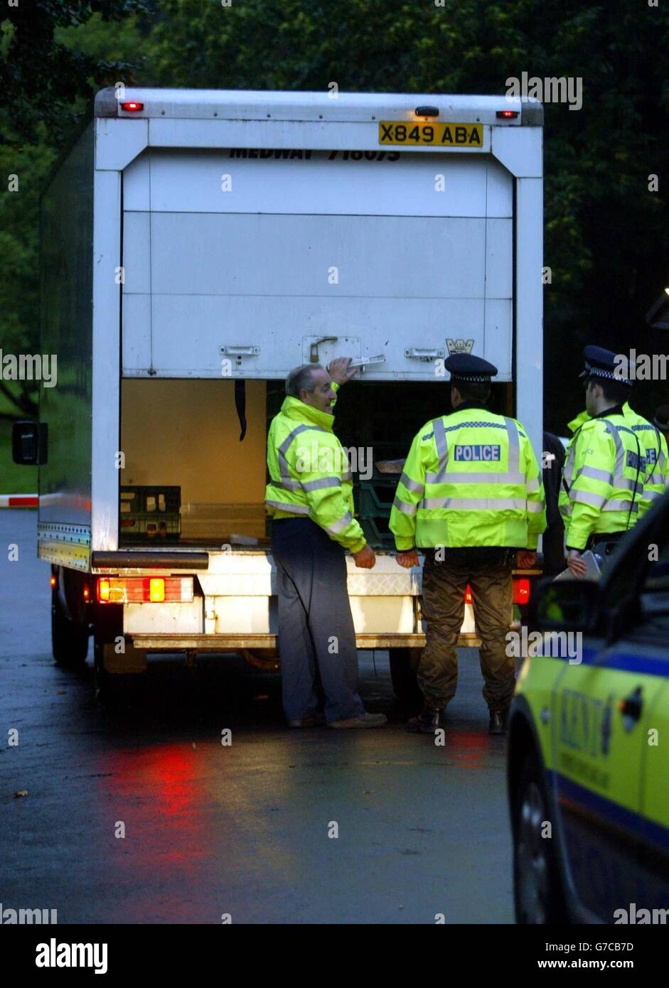 Police officers gates leeds castle hi-res stock photography and images ...