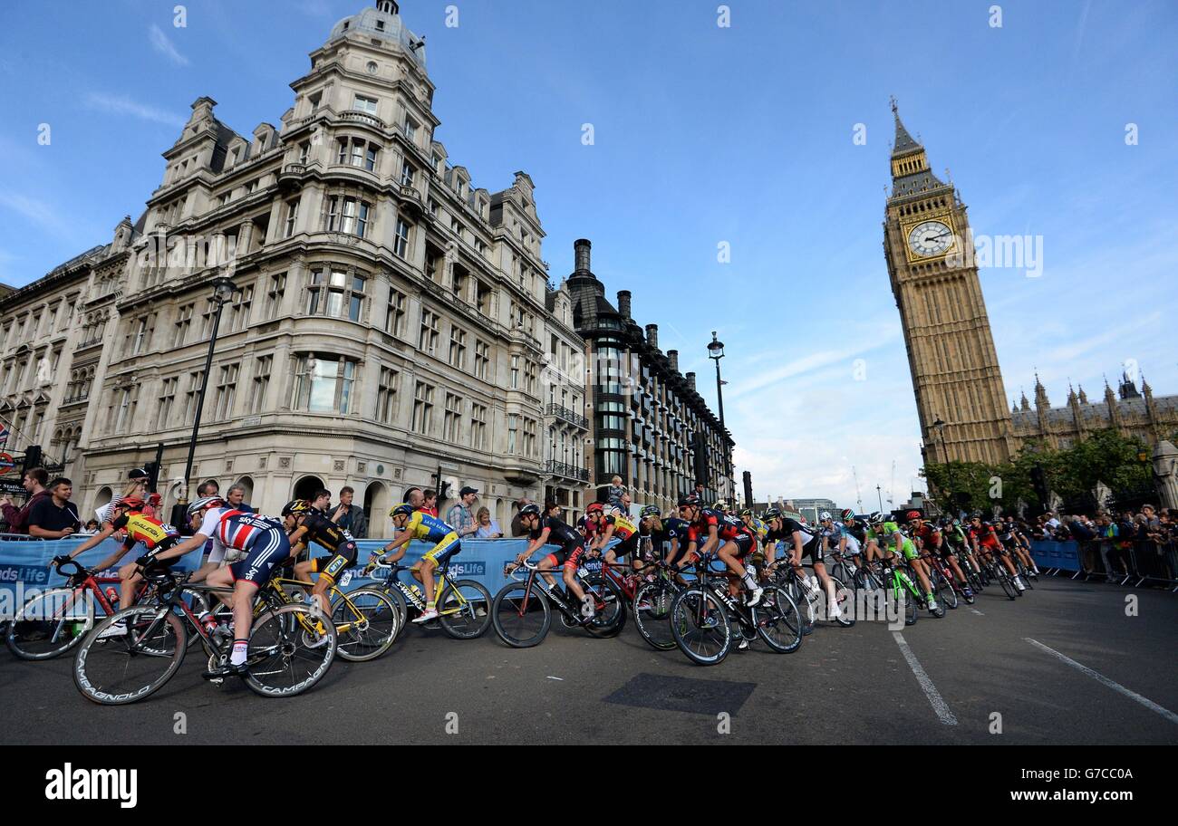 The Peloton makes it's way down past the Houses of Parliament and Big ...