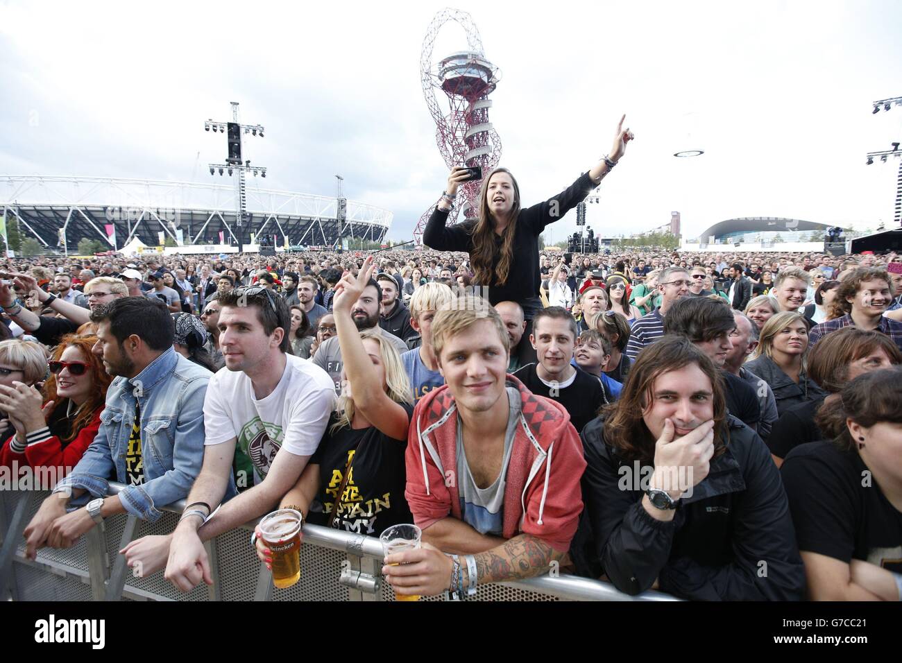 Spectators enjoy the closing ceremony for the Invictus Games, at Queen ...