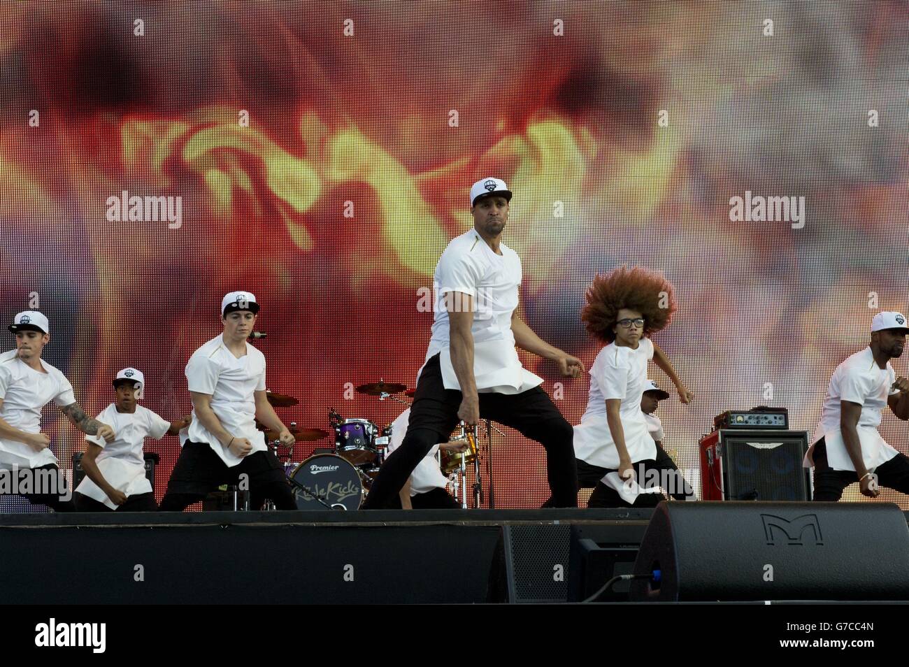 Diversity perform closing ceremony invictus games hi-res stock ...