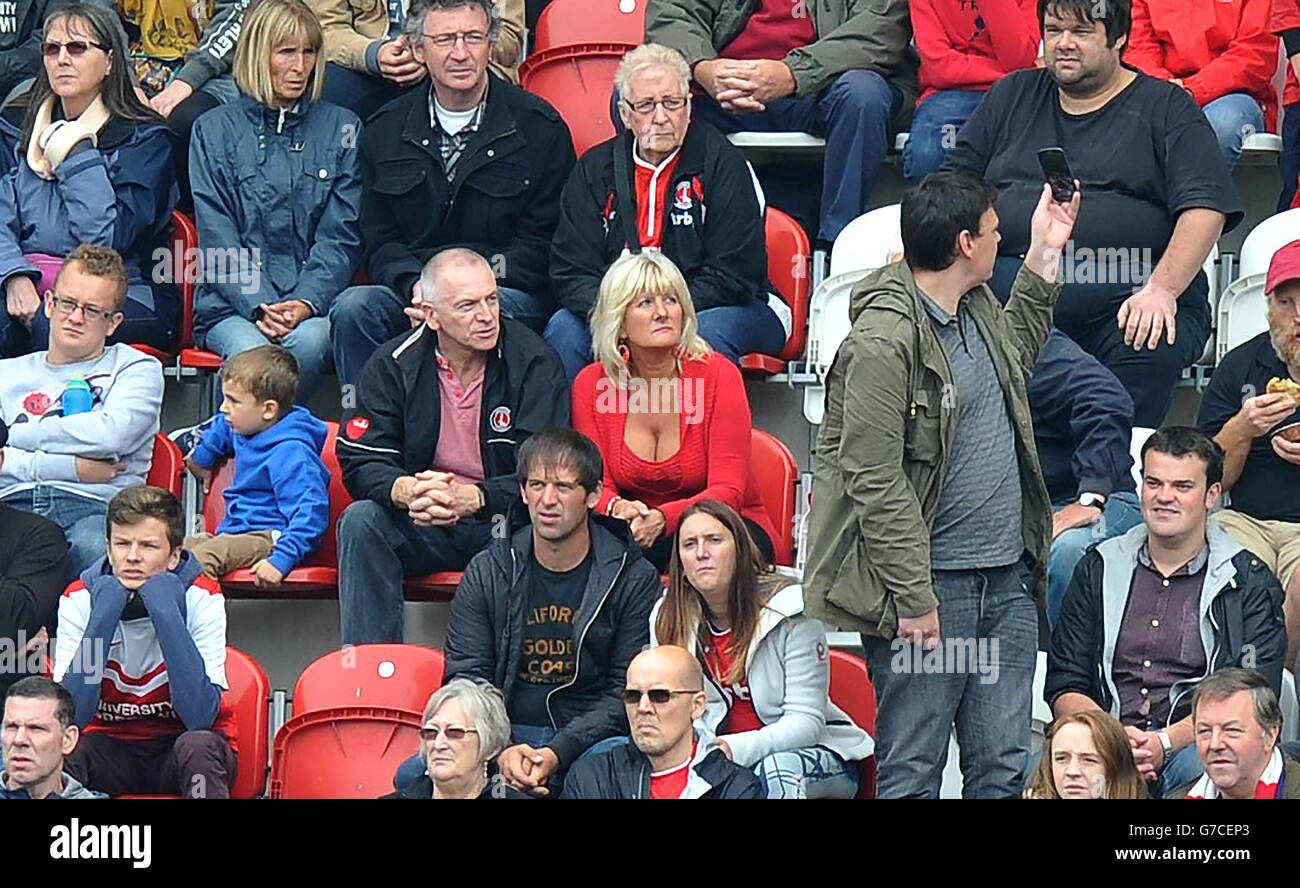 Football crowds crowd cleavage hi-res stock photography and images - Alamy
