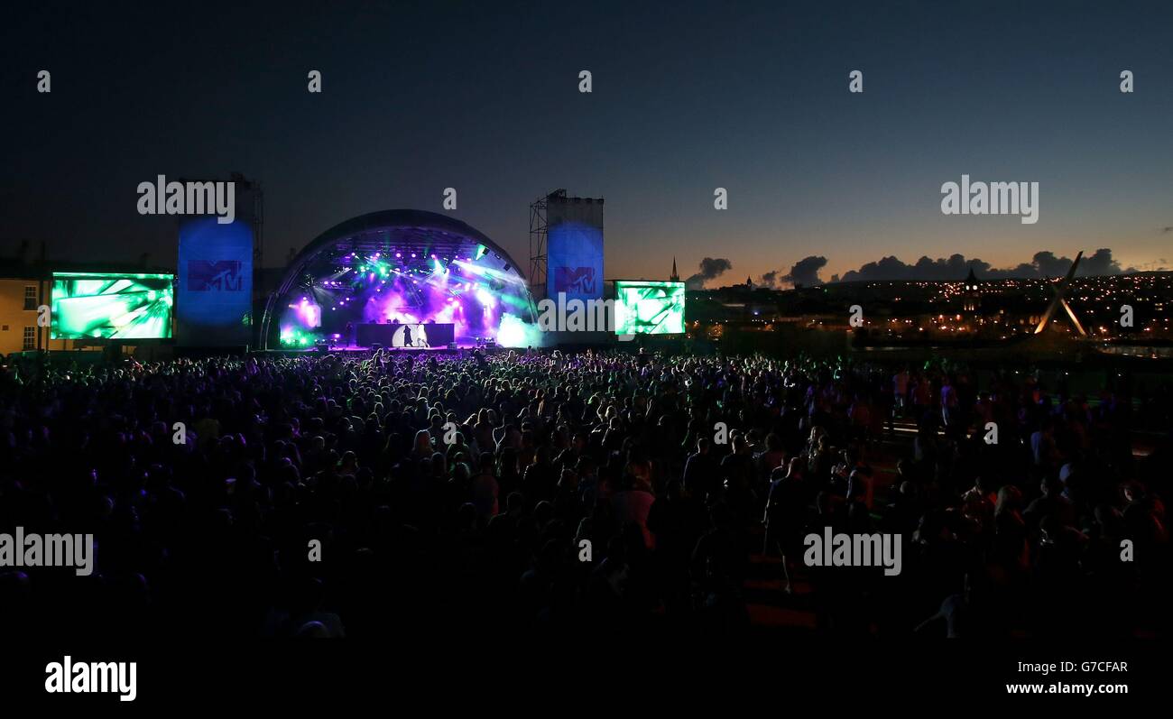 MC Messy and DJ Fresh entertain the crowd at the MTV Crashes Derry ...