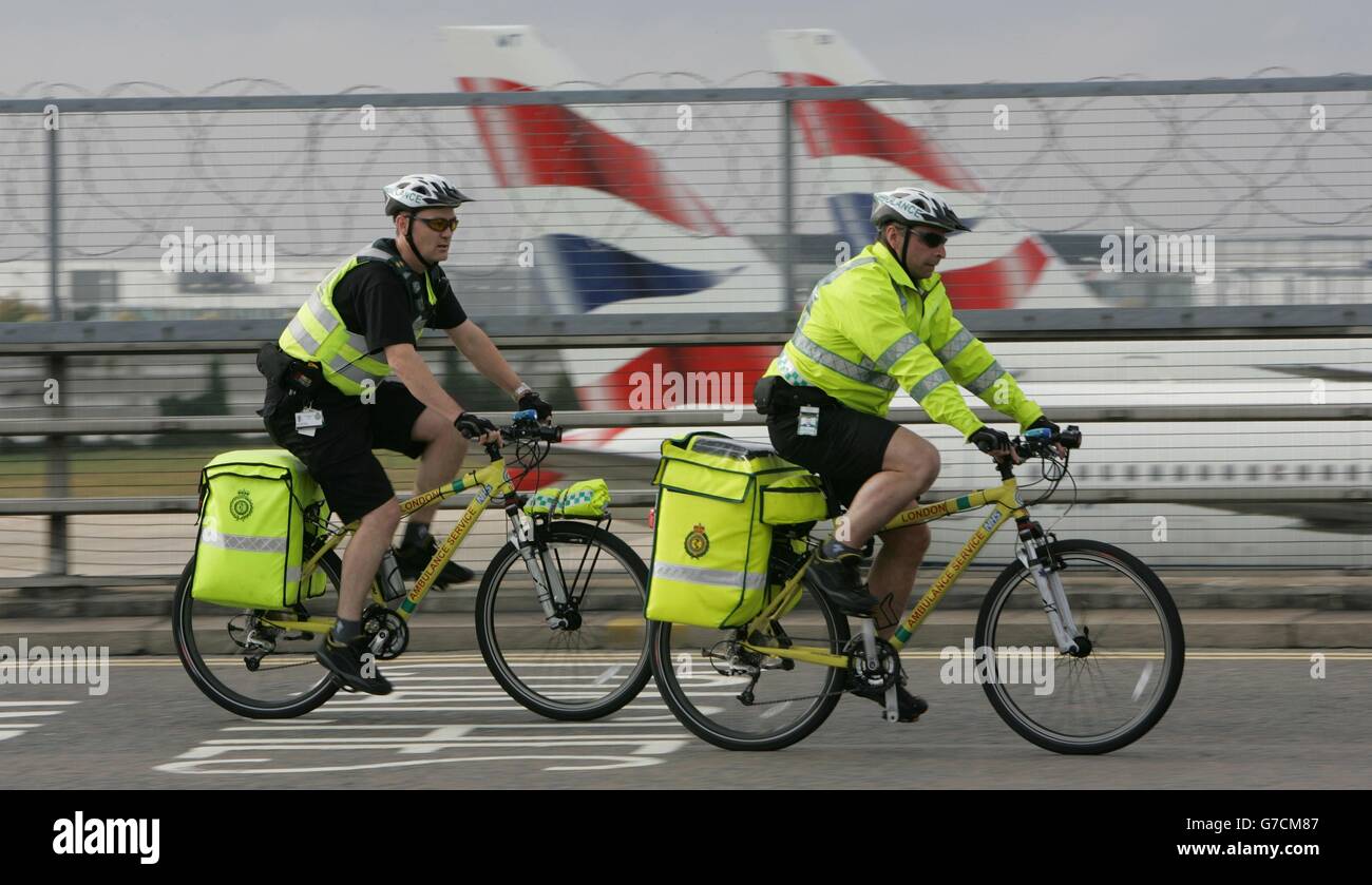 London ambulance service paramedic bicycle hi-res stock photography and ...