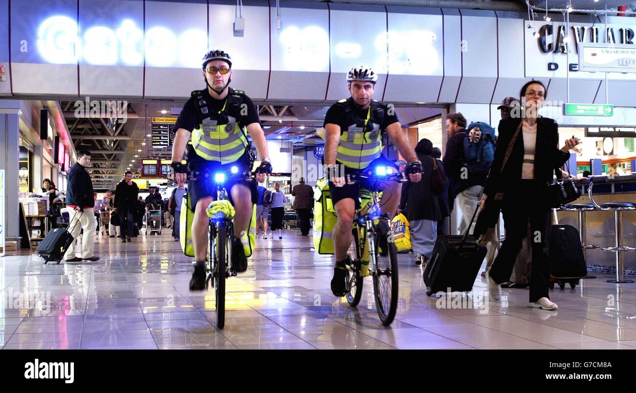London ambulance service paramedic bicycle hi-res stock photography and ...
