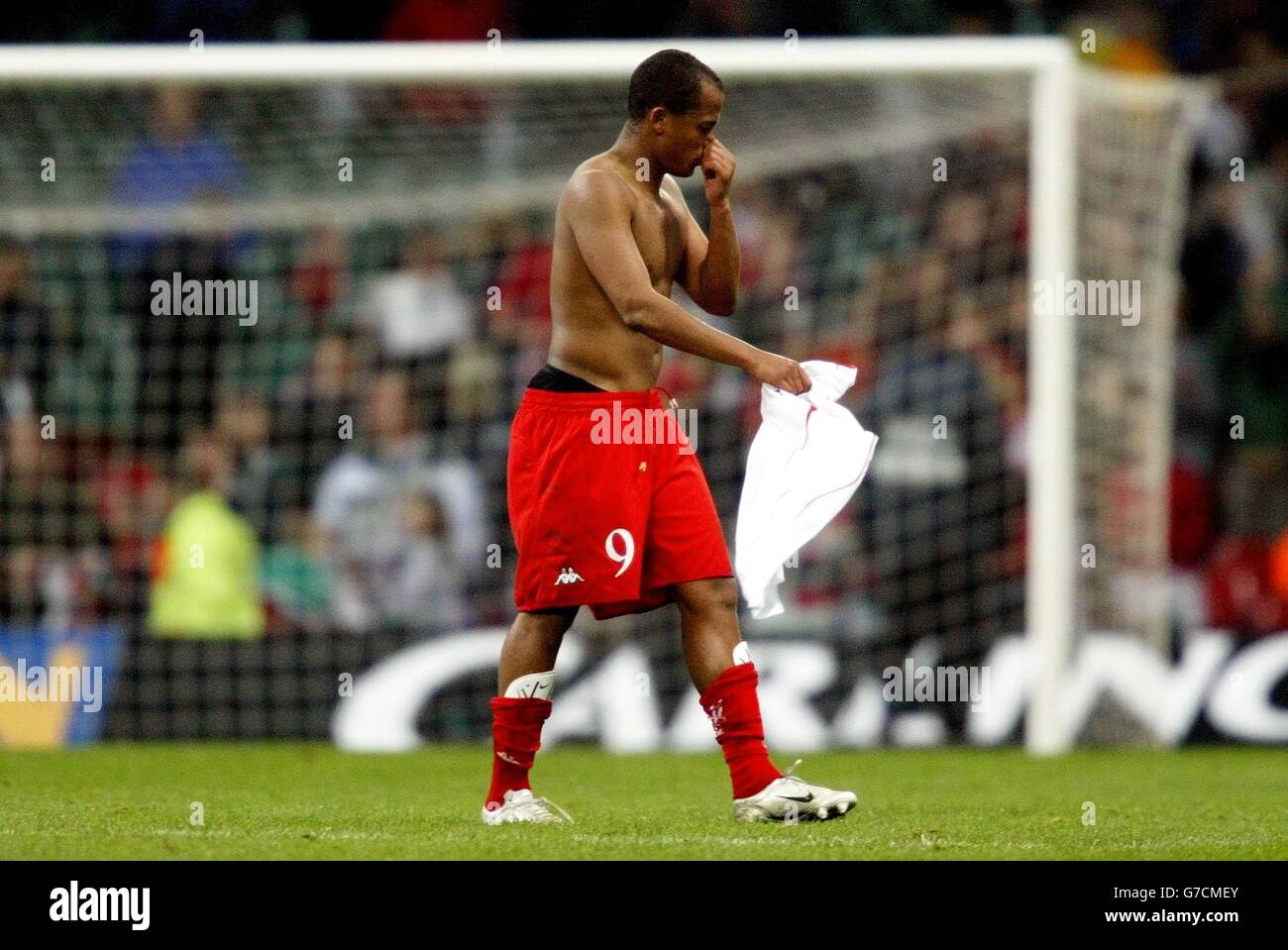 Sport football shirt off dejected robert earnshaw hi-res stock ...