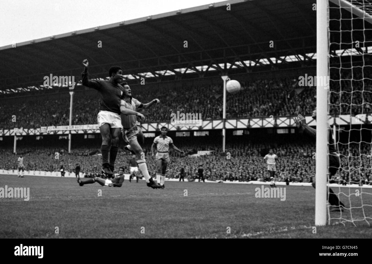 High in the air goes portugese footballer eusebio hi-res stock ...